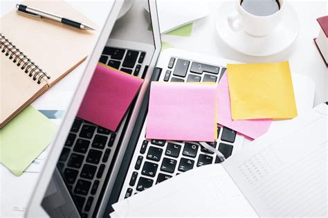 Premium Photo Messy Office Table