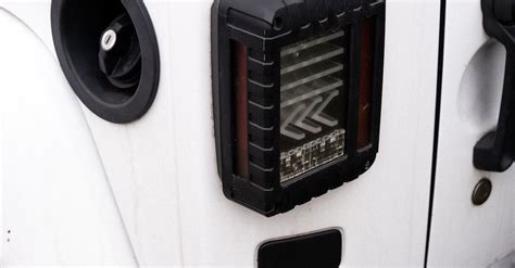 Suv 가벼운 기술 교통 국경 지방 깨끗한 도로 뒷모습 디테일 로드 트립 모서리 모험 미등 바위투성이의 배면도 범퍼 사륜구동 신호등 안전