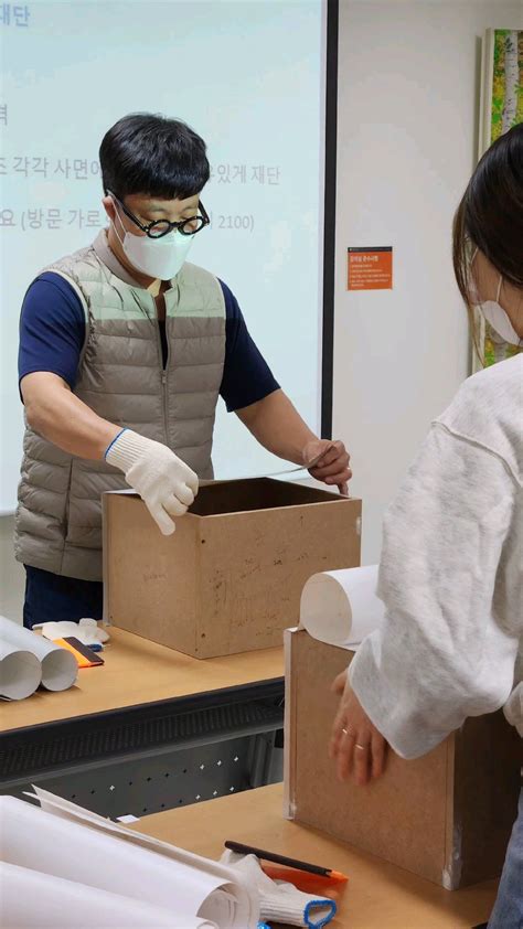 인테리어필름 셀프시공 클래스 입니다 인테리어필름으로는 가구의 색을 바꿀 수 있어요🌈 크게는 붙박이장 싱크대 붙여서 공간의