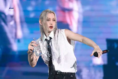 콘서트에서 물 뿌리는 필릭스 팬플러스 커뮤니티