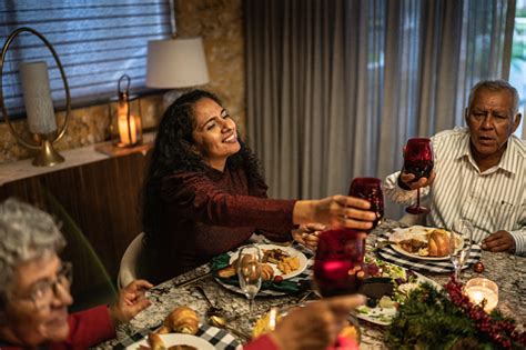 집에서 크리스마스에 식탁에서 가족과 함께 축하 축배를 만드는 중년 성인 여성 크리스마스에 대한 스톡 사진 및 기타 이미지 크리스마스 축배 가족 Istock