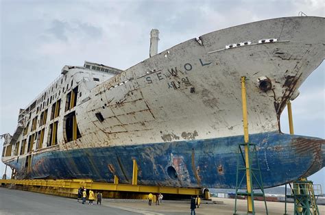 Gyounggeun 세월호참사에 대해서도 명칭논쟁이 있었다 침몰사고 사건 참사 학살에 이르기까지 다양한 주장이 있었다 유가족이 어떻게 ‘참사라고 할 수 있나