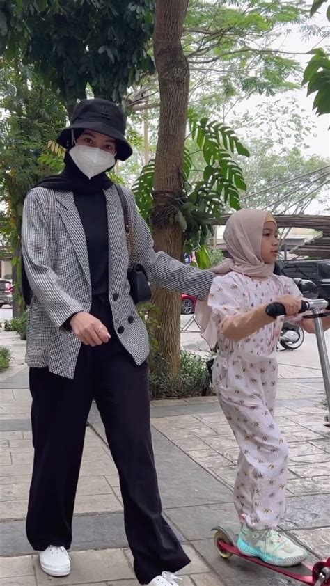 Jarang Tersorot, Ini 7 Potret Khanza Anak Poppy Bunga yang Kini Belajar Berhijab - KapanLagi.com