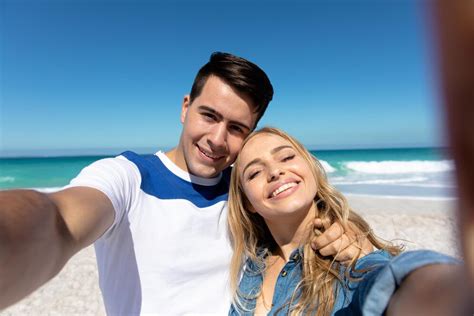 Premium Photo Young Couple Taking Selfies At The Beach