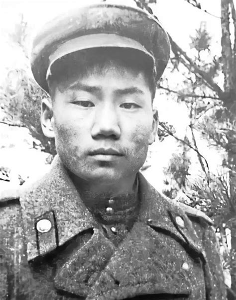 1943年毛岸英在蘇聯的一張戎裝照，照片上的毛岸英21歲，中尉軍銜 每日頭條