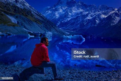 마운트 쿡 뉴질랜드 남자 혼자 푸른 하늘과 밝은 별이 발생 하는 밤에 휴식을 취할 고독 개념에 대한 스톡 사진 및 기타 이미지 고독 개념 고독 부정적인 감정 표현