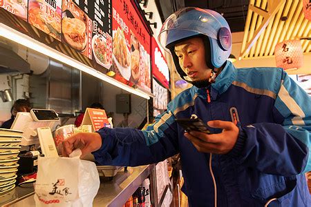 取餐后的外卖员背影高清图片下载 正版图片507692790 摄图网