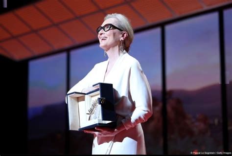 مریل استریپ نخل طلای افتخاری کن را از ژولیت بینوش گرفت عکس