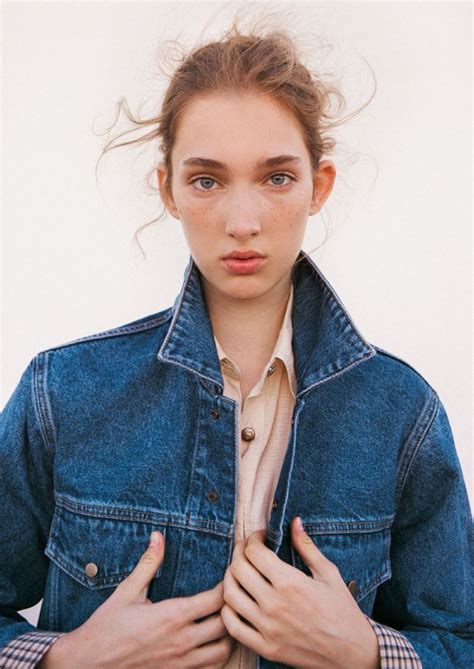 Anna Lili D`management