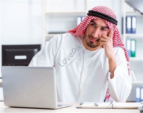 사무실에서 일하는 아랍 사업가의 사진 사진 무료 다운로드 Lovepik