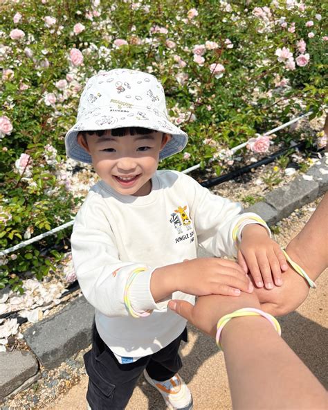 애개육아맘 한뇽이ෆ 협찬 요즘 우리가족 커플 팔찌를 소개합니다ᐟᐟ 야외활동 필수템 디핏밴드 예요~ 야광 기능도 있고 넘 예쁘지 않나요 ㅎㅎ 천연 에센셜 오일이