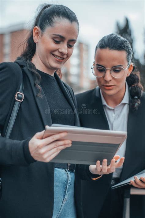 Verticale De Deux Belles Filles Caucasiennes Dans Un Style Formel Dans