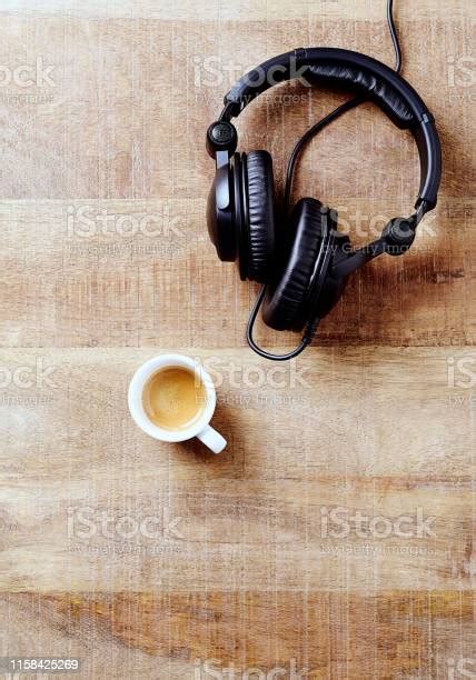 검은 색 헤드폰과 소박한 나무 배경에 커피 한 잔 바로 위 공간을 복사합니다 헤드폰에 대한 스톡 사진 및 기타 이미지 헤드폰 탁자 커피 마실 것 Istock