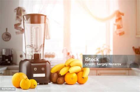 신선한 이국적인 트로픽 과일 옆에 빈 공간을 가진 부엌 배경으로 금속 식품 믹서 기 클로즈업 태양 플레어 가정 생활에 대한 스톡 사진 및 기타 이미지 Istock