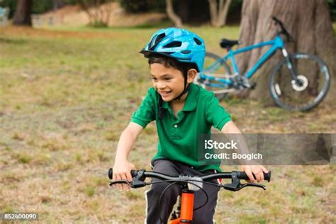 캘리포니아 소년 즐기는 시간을 야외에서 자전거를 타고 스포츠 헬멧에 대한 스톡 사진 및 기타 이미지 스포츠 헬멧 아이