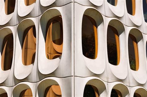 각도 건물 건물 외관 건축 건축의 관념적인 구성주의 그림자 기하학적 높이 대칭 도시 디자인 도시 풍경 도시의 디자인 디테일 모더니즘 모서리