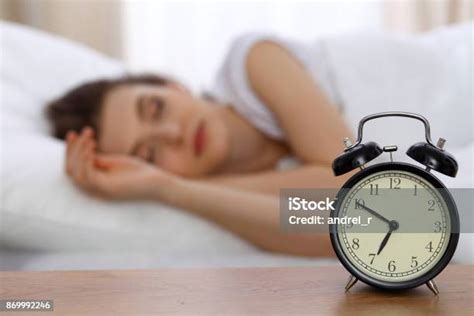 아름 다운 자 여 자가 침대에서 휴식 하 고 알람 시계를 시작 하려고 건강관리와 의술에 대한 스톡 사진 및 기타 이미지 건강