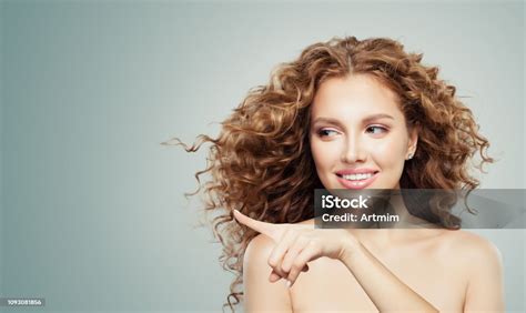 아름 다운 여자 얼굴입니다 회색 바탕에 긴 건강 한 물결 모양 머리를 가진 빨강 머리 소녀 건강관리와 의술에 대한 스톡 사진 및 기타 이미지 Istock