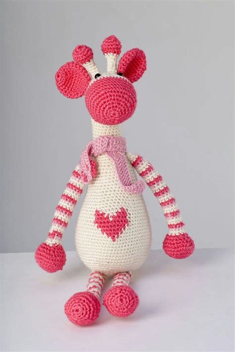 Boneka Jerapah Rajut Dengan Pola Garis Pink Dan Putih