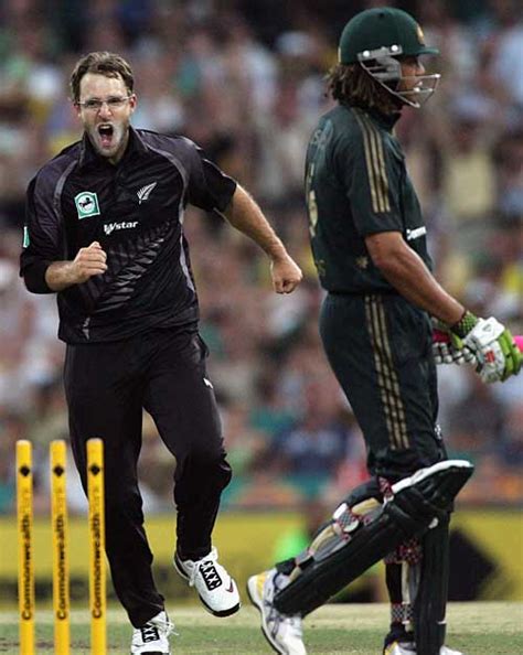 Daniel Vettori Removes Andrew Symonds