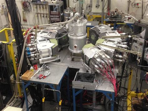 16 The High Intensity Gamma Source Nai Detector Array Hinda With Eight