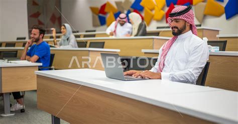 طلاب جامعيون عرب سعوديون خليجيون في قاعة المحاضرات في الجامعه التفاعل