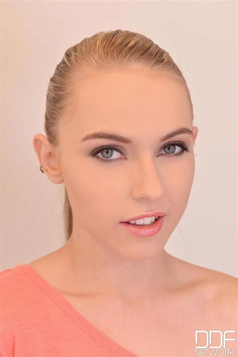 Chloe Toy Plays With Her Pink Pussy In A Bathtub Porn Pictures Xxx