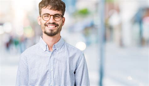 잘생긴 젊은이 얼굴에 행복 하 고 멋진 미소와 함께 고립 된 배경 위에 안경을 쓰고 운이 좋은 사람 긍정적인 감정 표현에 대한 스톡 사진 및 기타 이미지 Istock