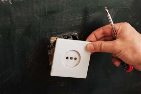 How to Fix a Table Lamp