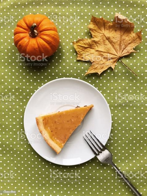 클리핑 경로와 흰색 배경에 고립 된 접시에 호박 파이의 조각 가을에 대한 스톡 사진 및 기타 이미지 가을 갈색 계절 Istock