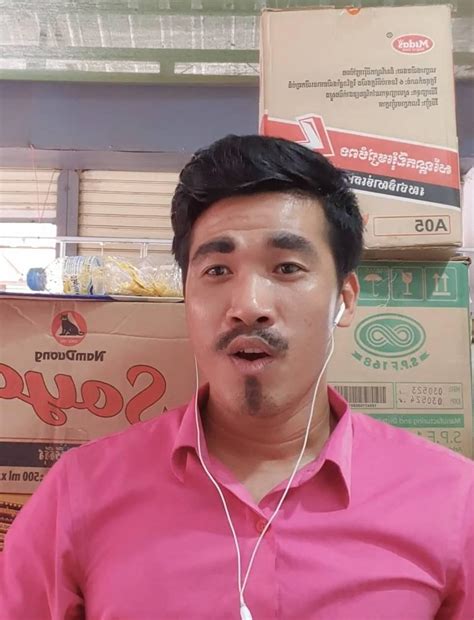 Lyna មើលសើច