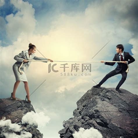 人们拉着绳子 两个生意人之间的对抗。抽象拼贴。高清摄影大图 千库网