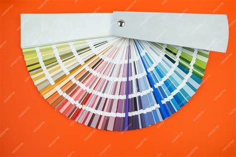 색상 가이드 닫기 디자인을 위한 다양한 꽃 주황색 배경의 색상 팔레트 팬 그래픽 디자이너가 색상 팔레트 가이드에서 색상을
