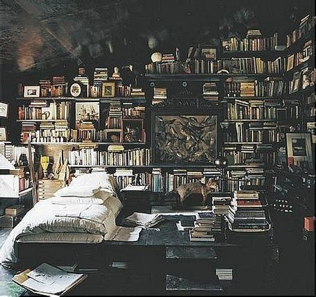 Фото Комната со стеллажом с книгами