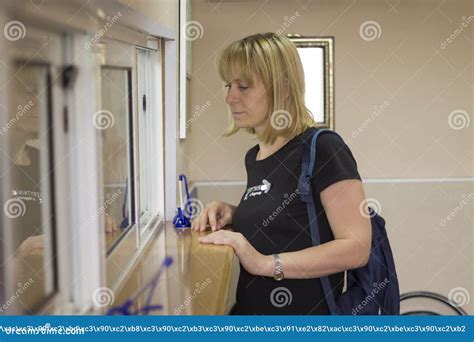 Vrouw Bij De Kassa Stock Afbeelding Image Of Ontvangstbewijs 152344623