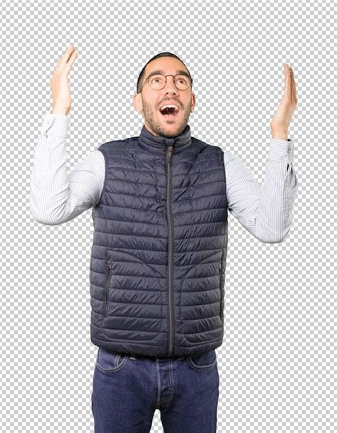 Удивленный молодой человек глядя вверх Премиум Psd Файл