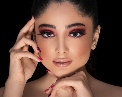 New Year Party Makeup Look इस बार न्यू ईयर पार्टी के लिए करें ग्लॉसी