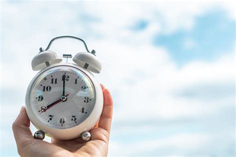 자연 보케 배경 알람 시계의 선택적 초점 라이프 스타일 생산적인 생활 개념 경영자에 대한 스톡 사진 및 기타 이미지 경영자 긴급 개념 달력 날짜 Istock