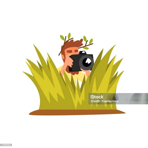 남성 전문 사진 작가 파파라치 사진 카메라 벡터 그림 흰색 배경에서와 키가 잔디에 숨어 개념에 대한 스톡 벡터 아트 및 기타 이미지 개념 날씨 남자 Istock