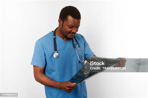 검은 외과 의사 의사는 교차 된 팔을 가진 파란색 코트를 입은 남자를 수염을 기르고 흰색 배경 복사 공간을 격리했습니다 35 39세에 대한 스톡 사진 및 기타 이미지