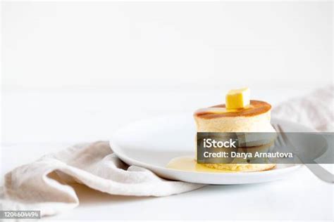 푹신한 일본 수플레 팬케이크 버터와 메이플 시럽을 곁들인 핫케이크 또는 밝은 흰색 배경의 꿀 소스 팬케이크에 대한 스톡 사진 및 기타 이미지 Istock