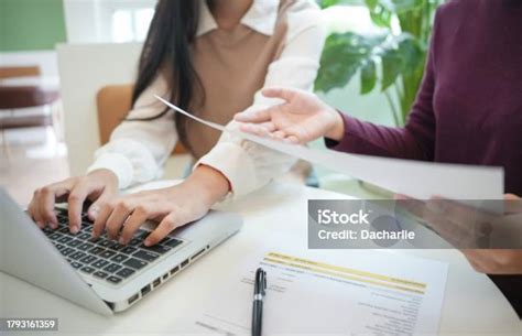 비즈니스 사람들 브레인스토밍 회의 디자인 아이디어 공유 전문 투자자 프로젝트 시작 비즈니스 브레인스토밍 사무실에서 계획 계획에