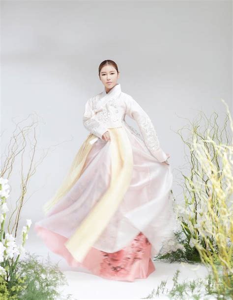 ① 2022 한복 홍보대사 송가인 전통과 현대의 멋 어우러진 아름다운 한복화보 선보여