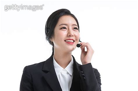 한국인 비즈니스 영업사원 판매업 서비스 컨셉 고객서비스상담원 전화업무 고객서비스상담원 통화중 움직이는활동