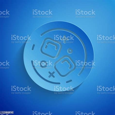 파란색 배경에 고립 된 위스키와 얼음 조각 아이콘의 종이 컷 유리 종이 아트 스타일입니다 벡터 일러스트레이션 0명에 대한 스톡 벡터 아트 및 기타 이미지 Istock