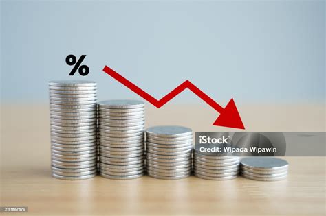 이자율 금융 및 모기지 이자율 동전 더미와 아래쪽 화살표 금융 이자율 인하 판매 가격 및 세금 개념에 백분율 기호가 표시됩니다 0명에 대한 스톡 사진 및 기타 이미지