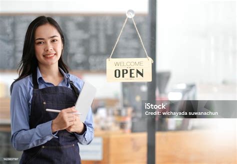 스타트업 성공 중소기업 오너 Sme 뷰티 걸은 커피숍 레스토랑에서 태블릿 스마트폰으로 스탠드를 이룬다 아시아 황갈색 여성 바리스타 카페 주인의 초상화 중소기업 창업자 셀러