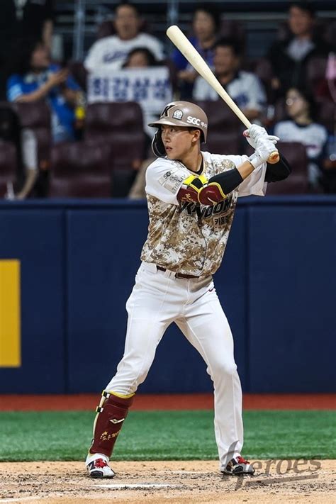 드래프트 낙방→육성선수→멀티히트→역전 결승 스리런또 한 명의 최강야구 출신 스타 탄생인가 2g 만에 눈도장 찍었다 네이트 스포츠