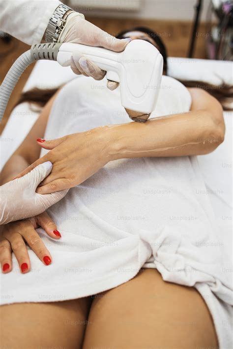 얼굴 피부 제모 치료를 받는 젊은 아름다운 여성 현대 바디 케어 및 화장품 개념입니다 사진 Unsplash의 사람 이미지