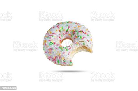 흰색 배경에 고립 된 한쪽에 물린 컬러 스프링클과 흰색 유약에 달콤한 도넛 0명에 대한 스톡 사진 및 기타 이미지 0명 건강에 좋지 않은 음식 끈적거리는 Istock